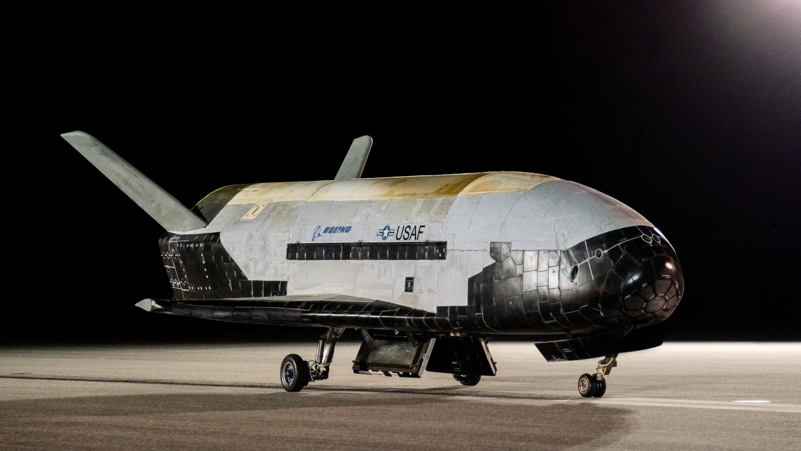 El Boeing X-37B vuelve a la Tierra tras más de 900 días